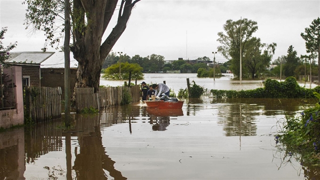 Miles De Personas Continúan Evacuadas Por Las Inundaciones La
